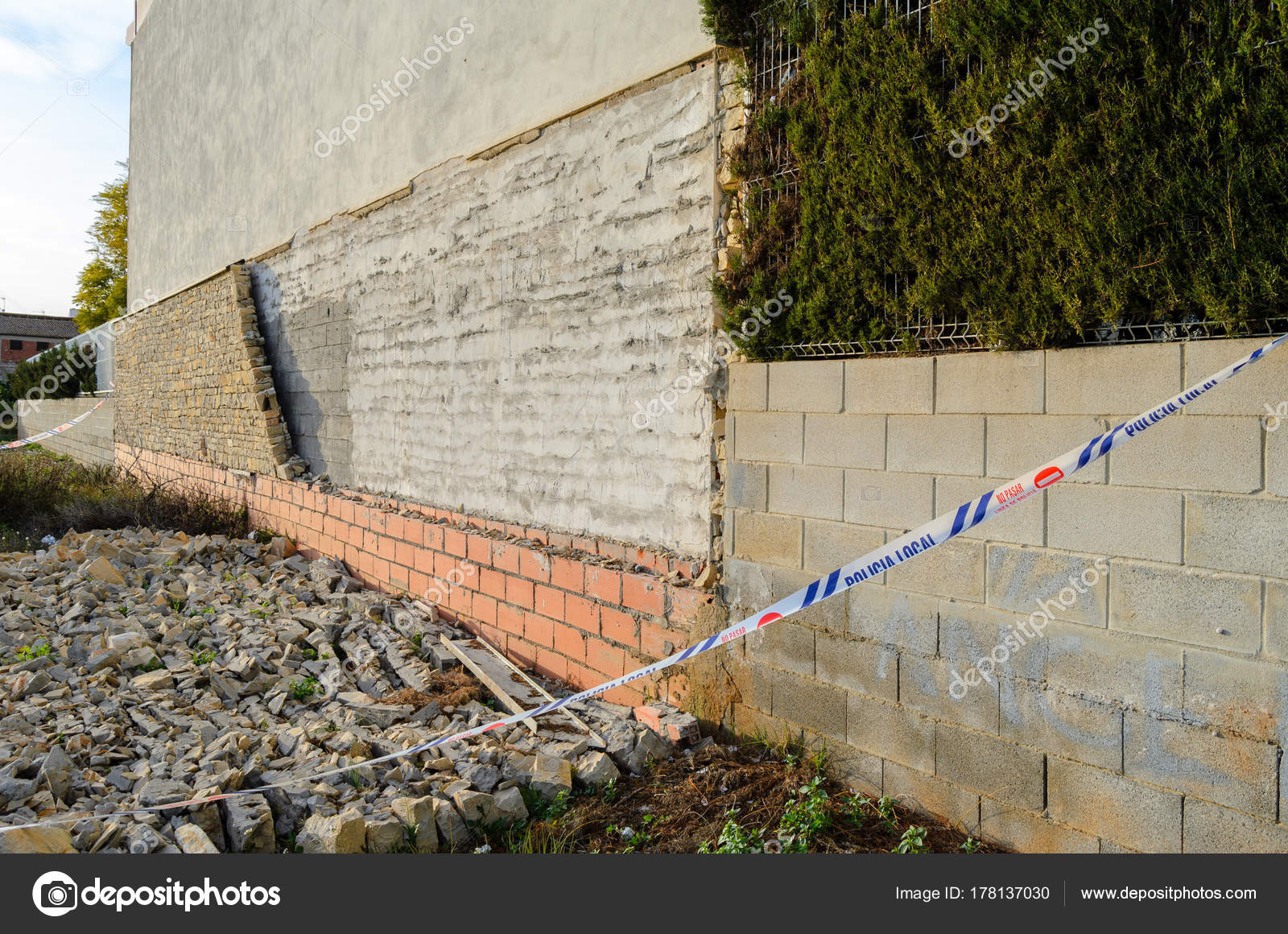 Download - Collapsed block of wall — Stock Image