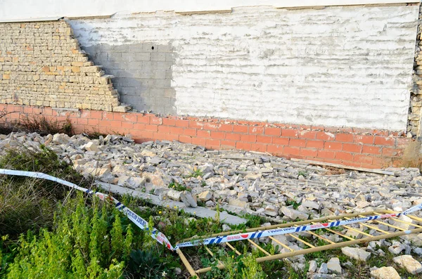 Collapsed block of wall — Stock Image