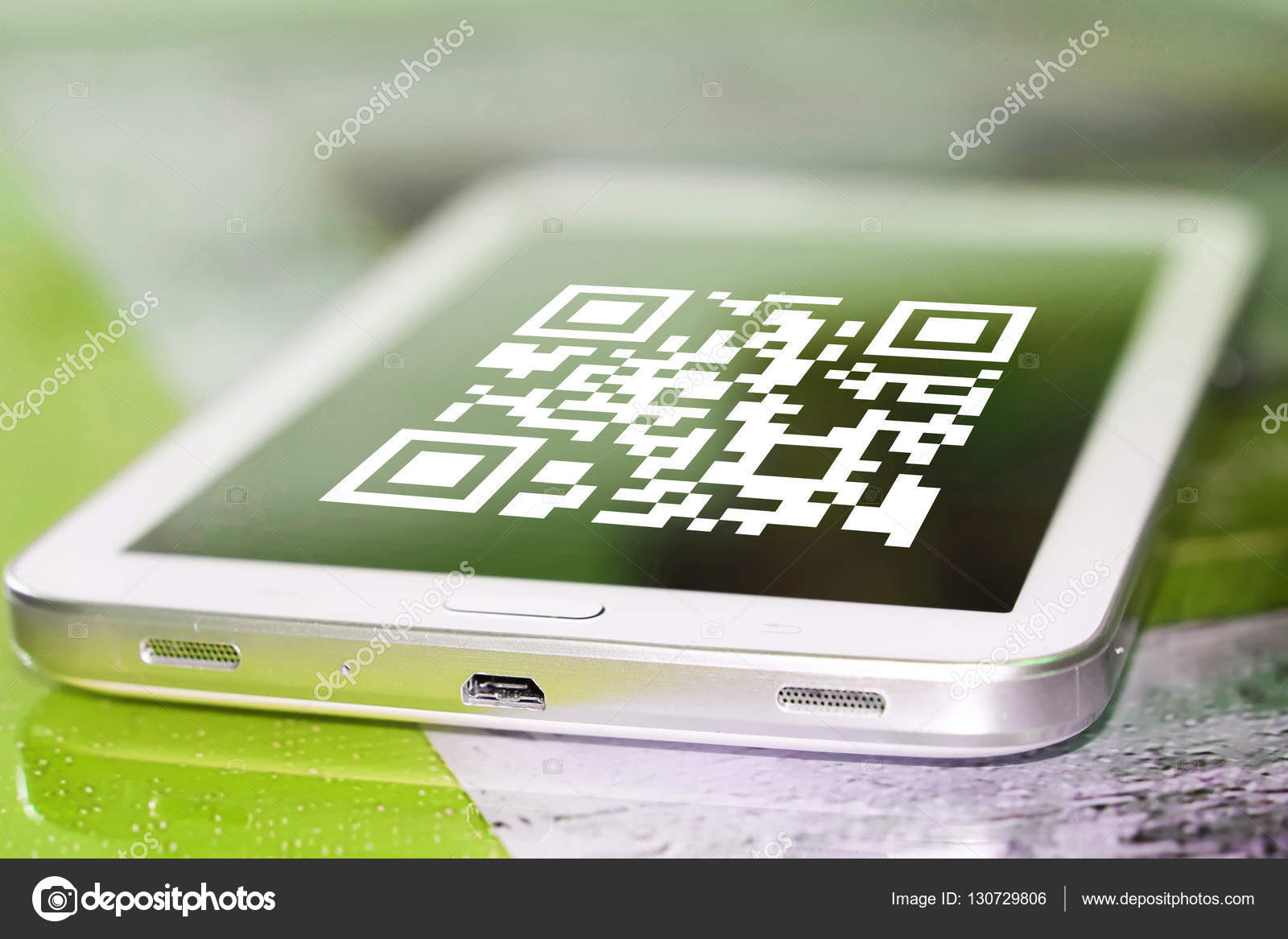 The symbol gr code on the cell phone screen . — Stock Photo © vlerijse ...