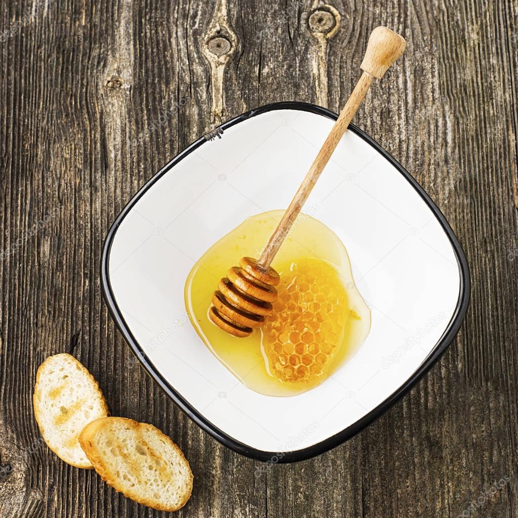 Una cera hecha por abejas de panal con miel fresca floral o de lima en ...