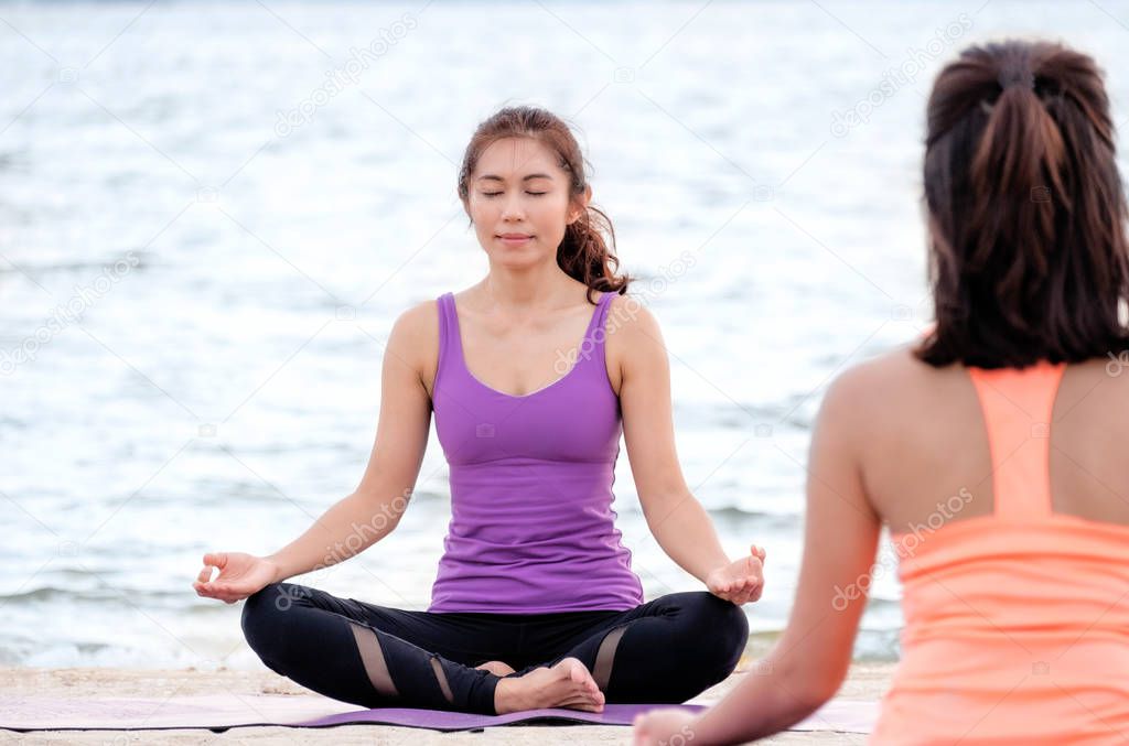 Clase de yoga en la playa de mar, Maestro gurú haciendo pose de loto con almeja 2023