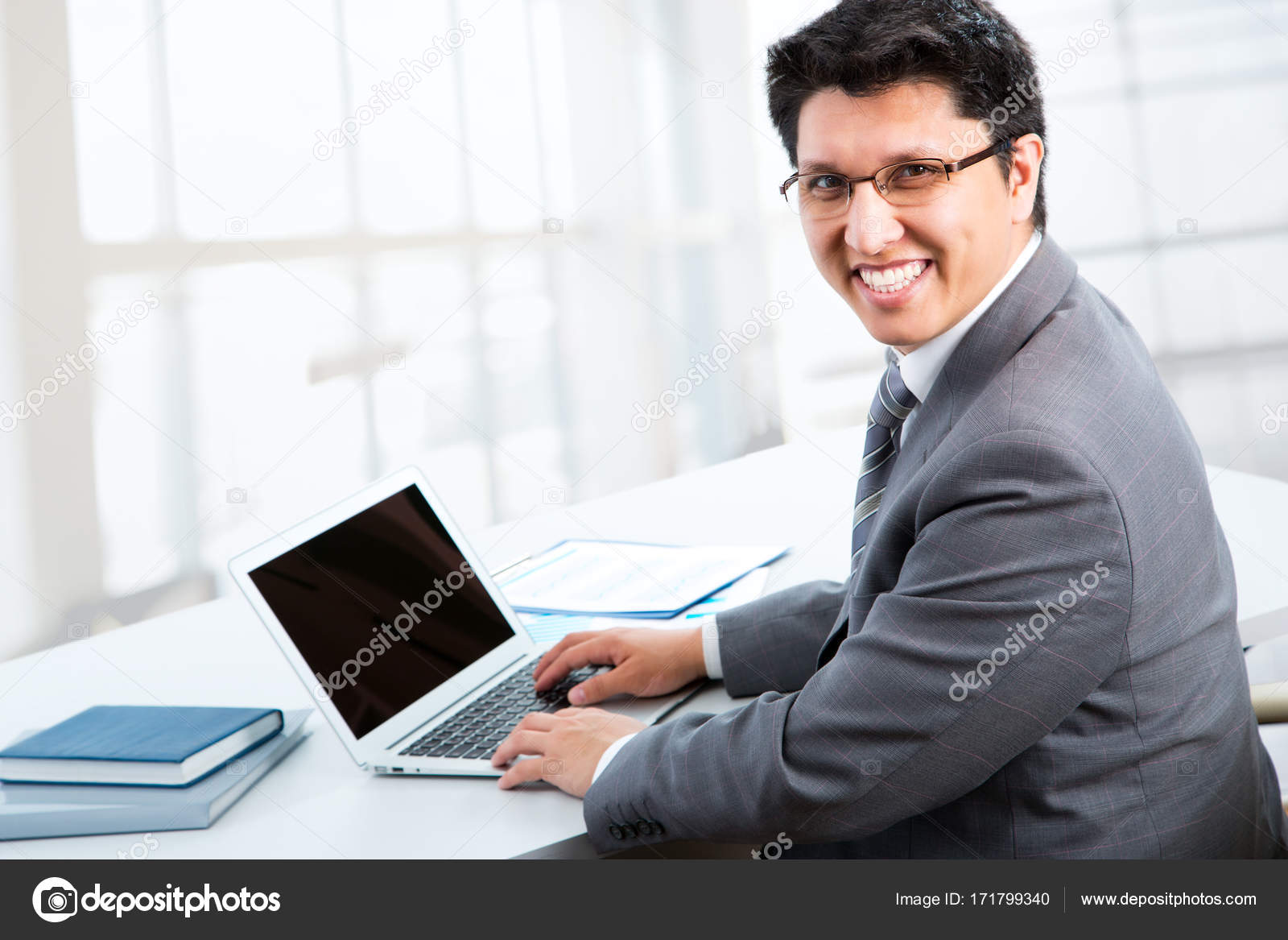 Young businessman with laptop — Stock Photo © chagin #171799340