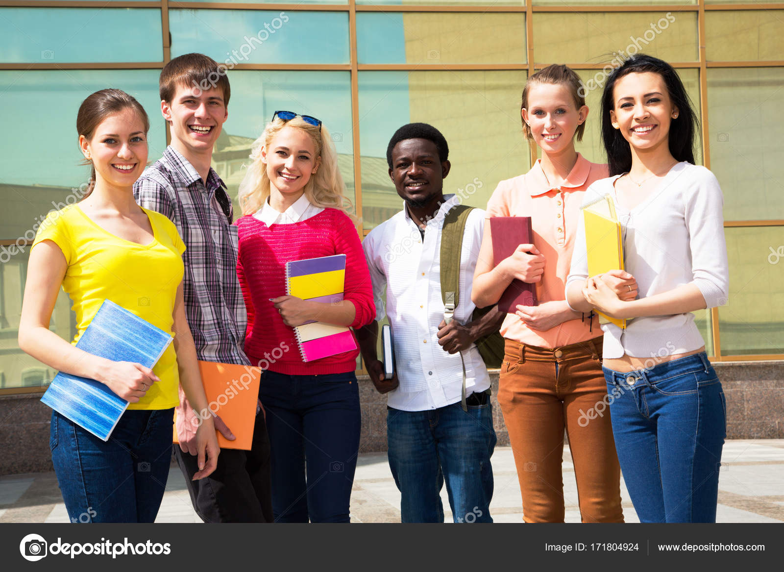 Grupo Diversos Estudiantes Afuera Sonriendo Juntos: fotografía de stock ...