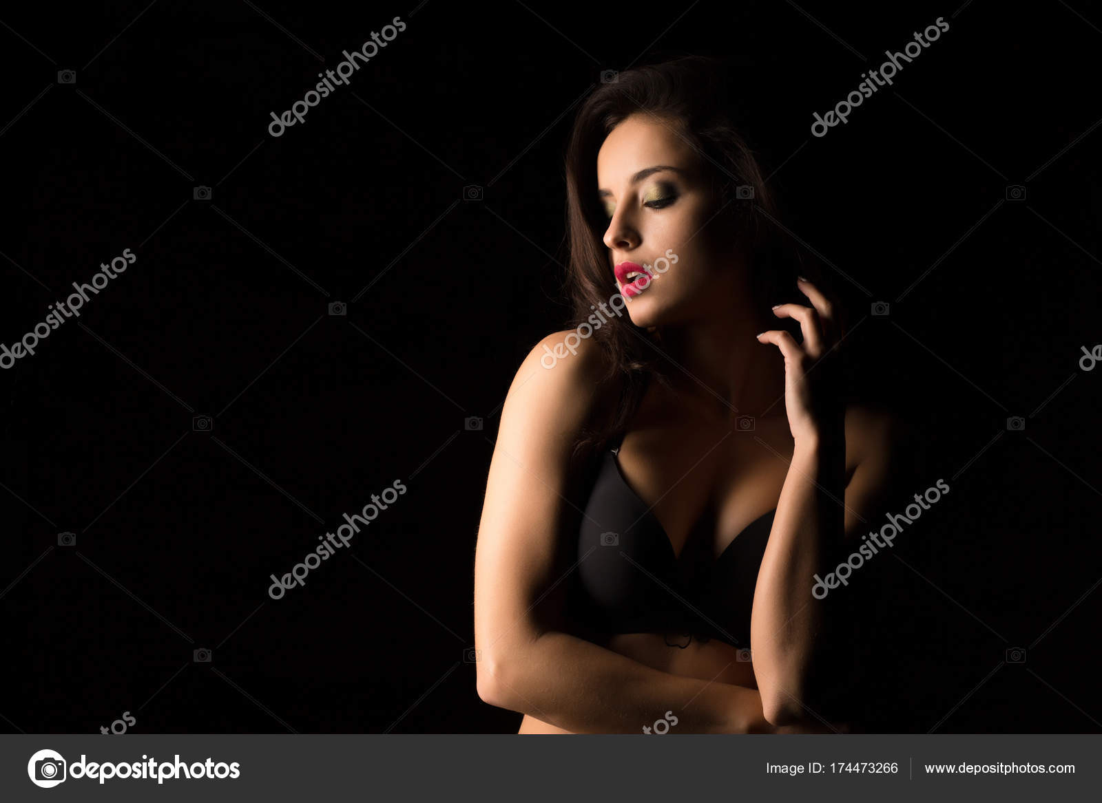 Sexy joven con el pelo exuberante en lencería negro posando en el: fotografía de stock © vika ...