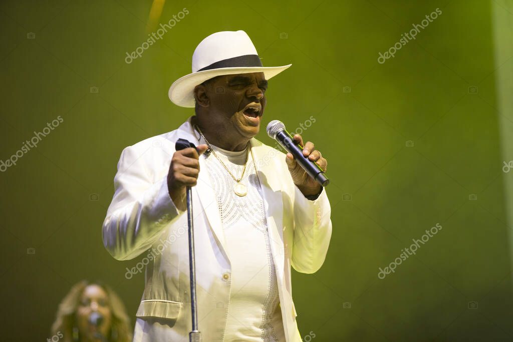 Chicago, IL / USA: 20 / 07 / 19: Ronald Isley canta la voz principal ...