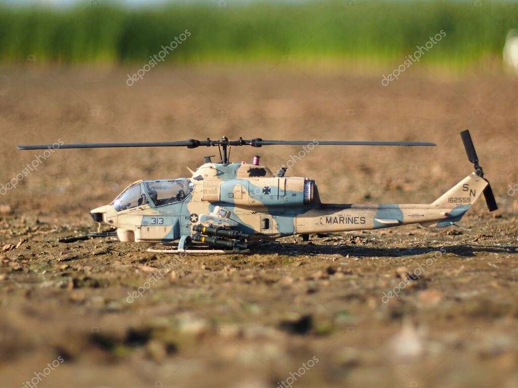 Juguete. Modelo a escala 1 / 35 Helicóptero de ataque AH-1W Super Cobra, HMLA 169 US Marines SN ...