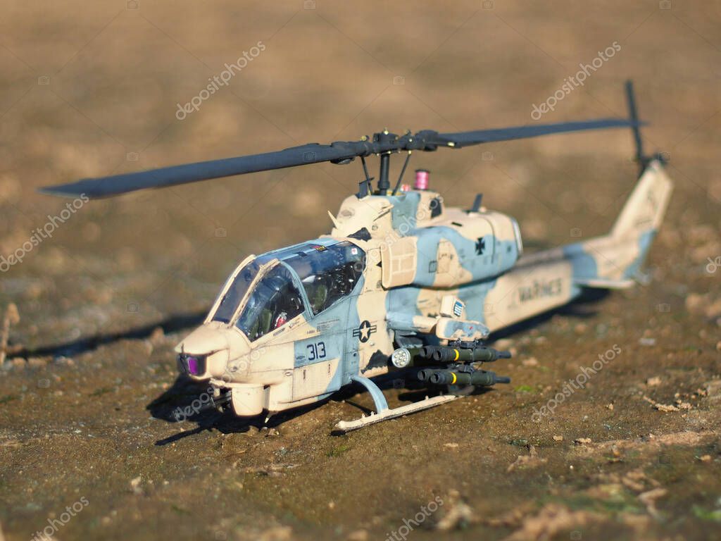 Juguete. Modelo a escala 1 / 35 Helicóptero de ataque AH-1W Super Cobra, HMLA 169 US Marines SN ...