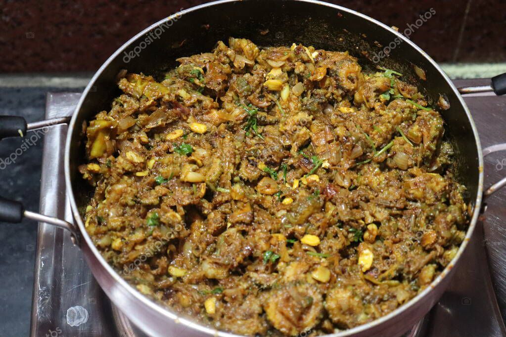 Fiebre amarga de melón picado con verduras aisladas sobre fondo blanco 2023