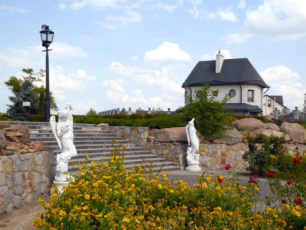 Buky, Ucrania - 1 de septiembre de 2019: El parque paisajístico en el ...