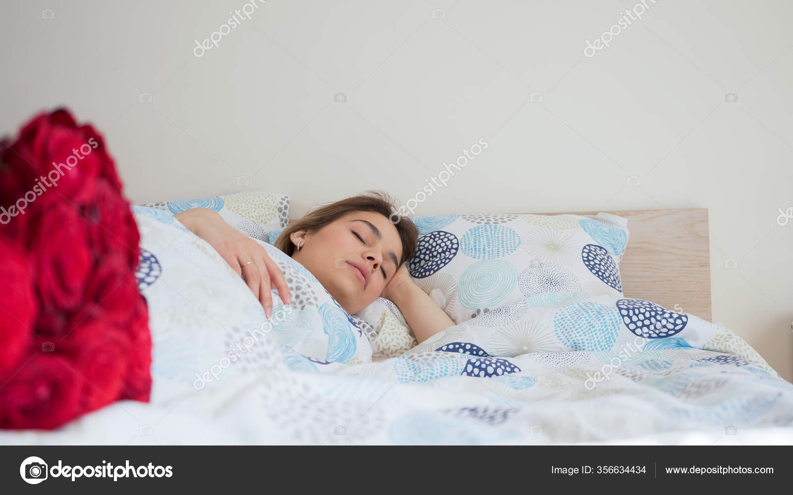 Beautiful Woman Sleeping Bed Surprise Red Rose Bouqet Waiting Her ...