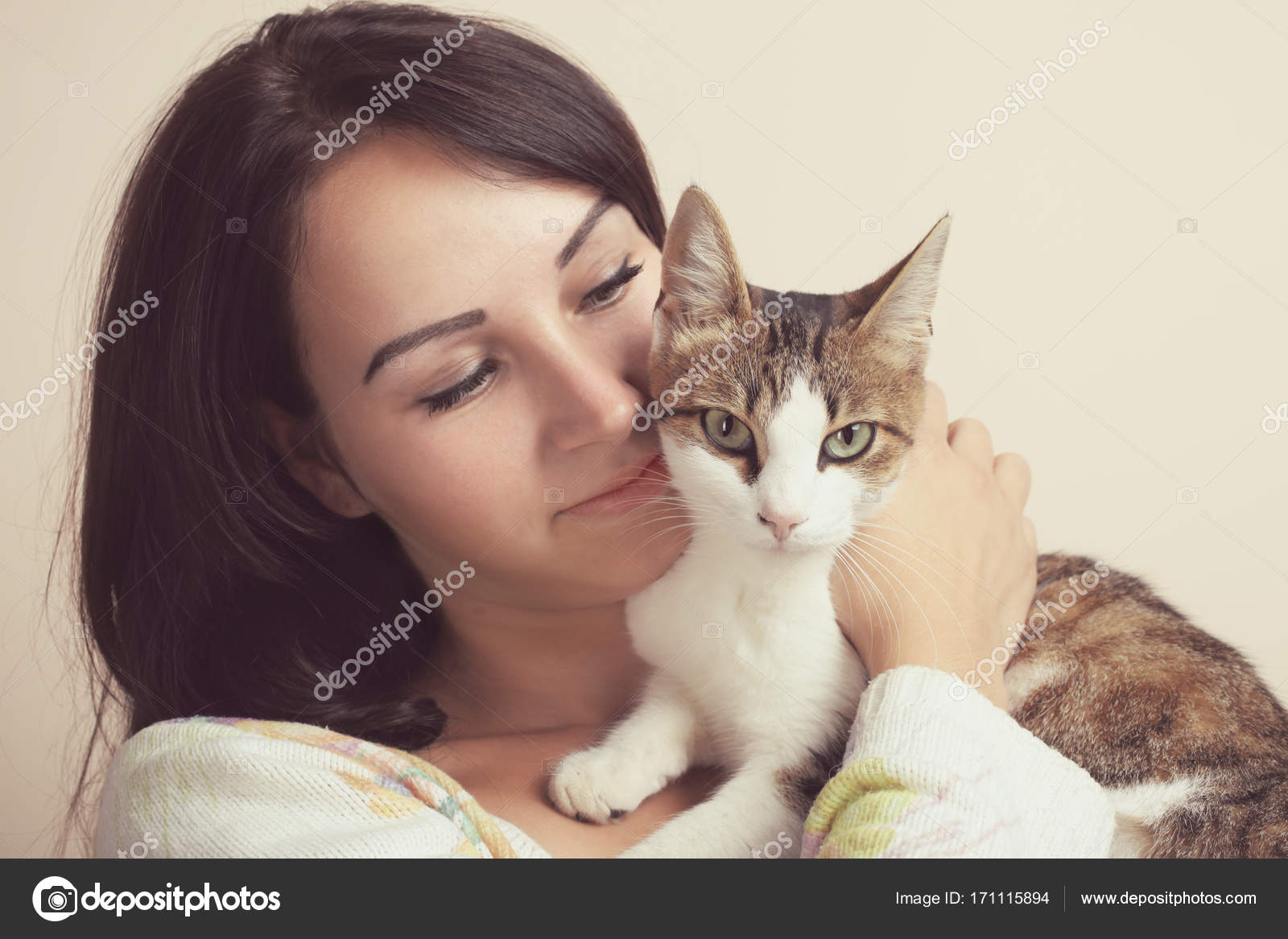 Beautiful girl hugging a cat Stock Photo by ©Alexthq 171115894