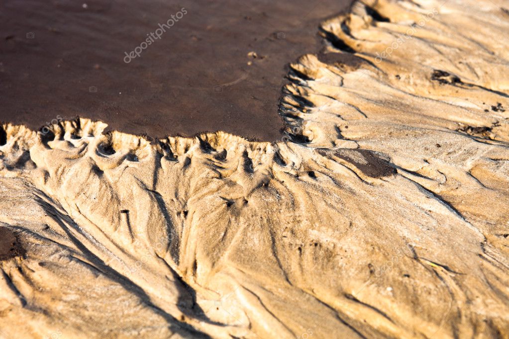 Superficie de arena después de la lluvia con el relieve formado por las ...