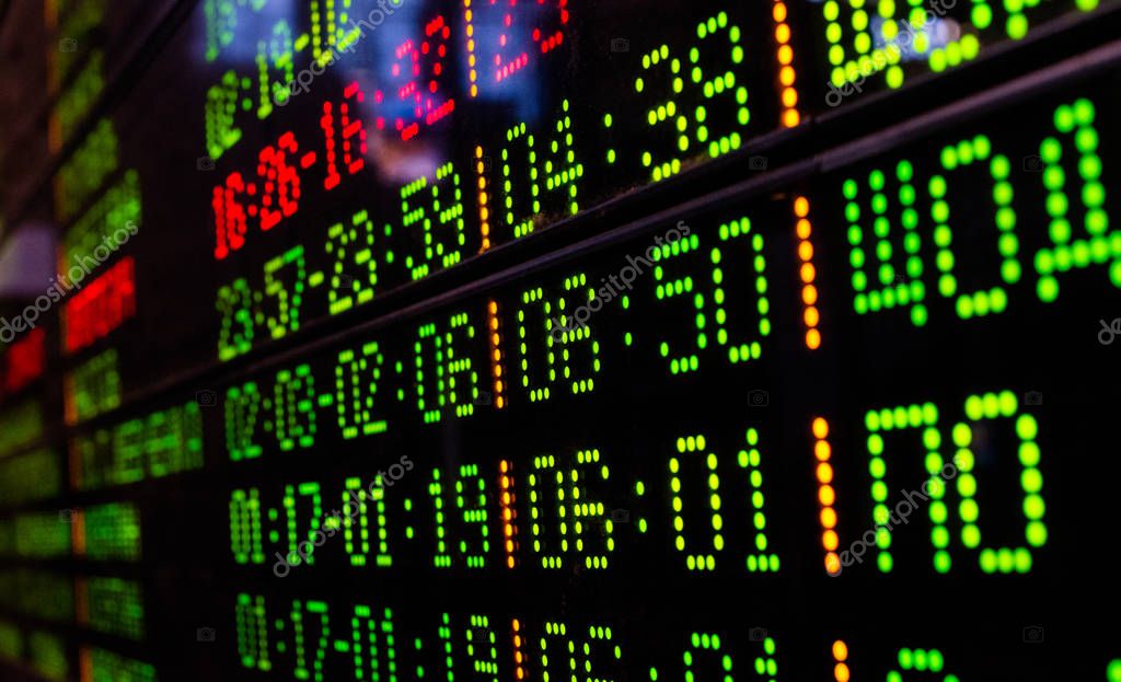 Tablero informativo con horario de trenes en la estaci n. 2024