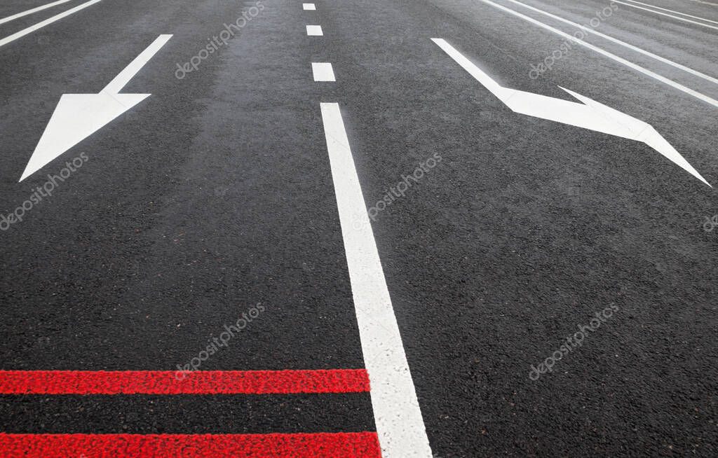 Carretera blanca marcando líneas y tiras rojas en la carretera. Flechas ...