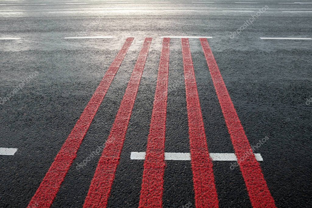 Tiras rojas en la carretera. Líneas durmientes, tiras de alerta, líneas ...