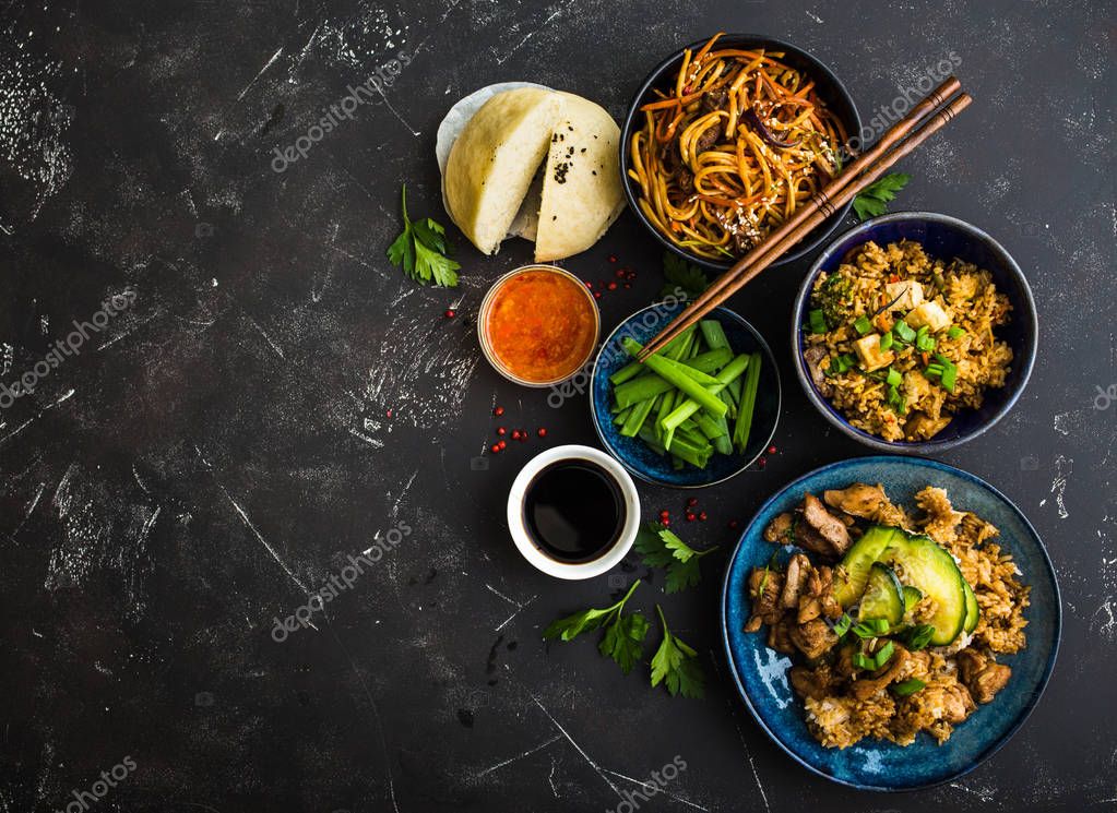Conjunto de alimentos asiáticos surtidos, fondo de piedra rústica ...