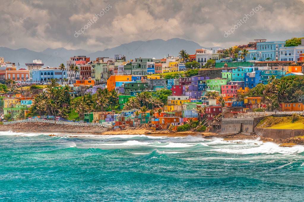 Coloridas casas bordean la ladera en los barrios marginales de La Perla ...