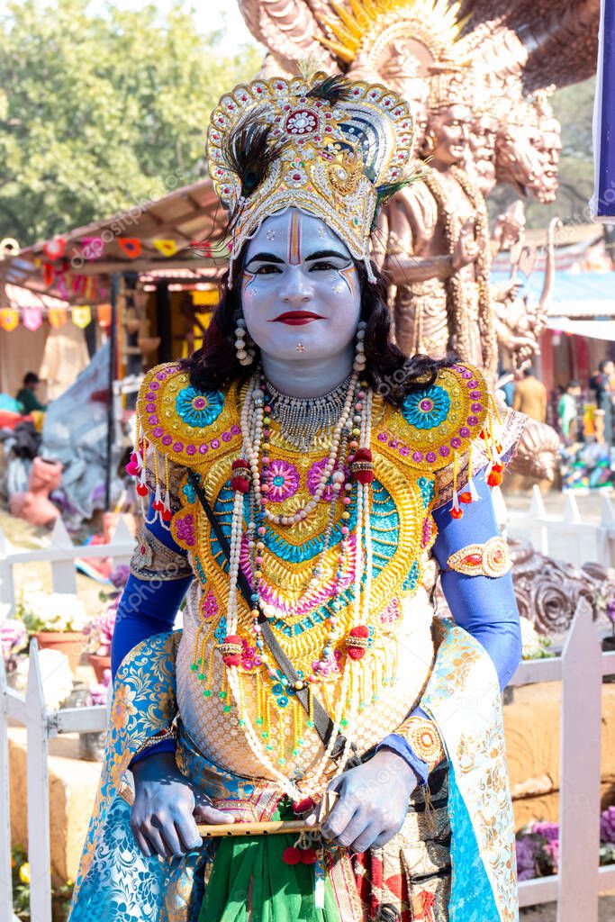 FARIDABAD, INDIA - FEBRERO 2020: Artistas indios con rostros coloreados ...
