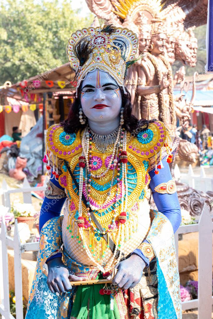 FARIDABAD, INDIA - FEBRERO 2020: Artistas indios con rostros coloreados ...