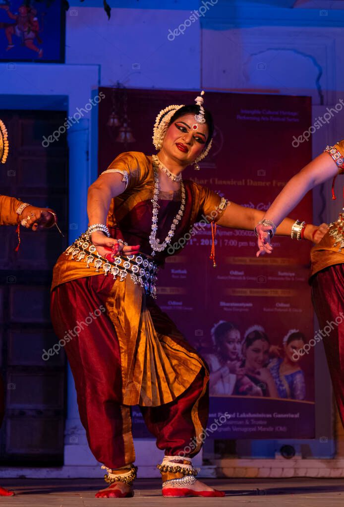 Chicas indias realizando danza clásica india Odissi forma del estado de ...