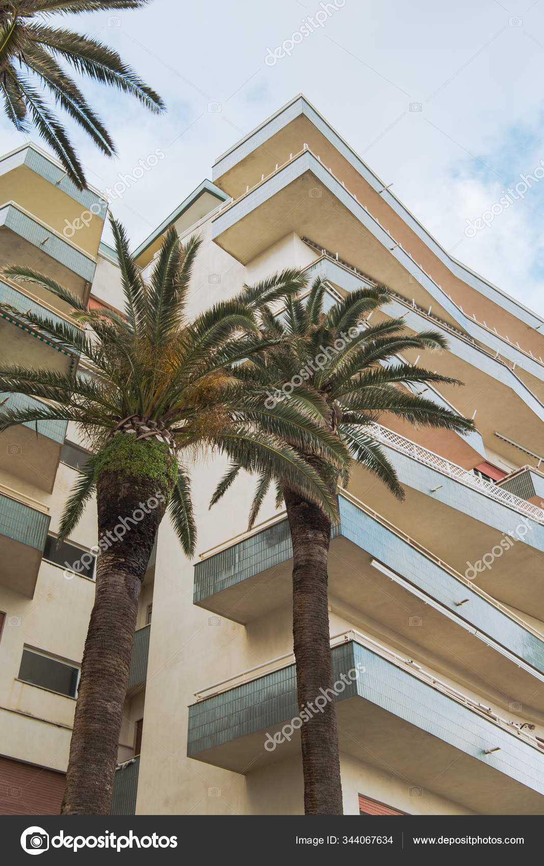 Fachada Del Antiguo Edificio Europeo Anzio Italia: fotografía de stock ...