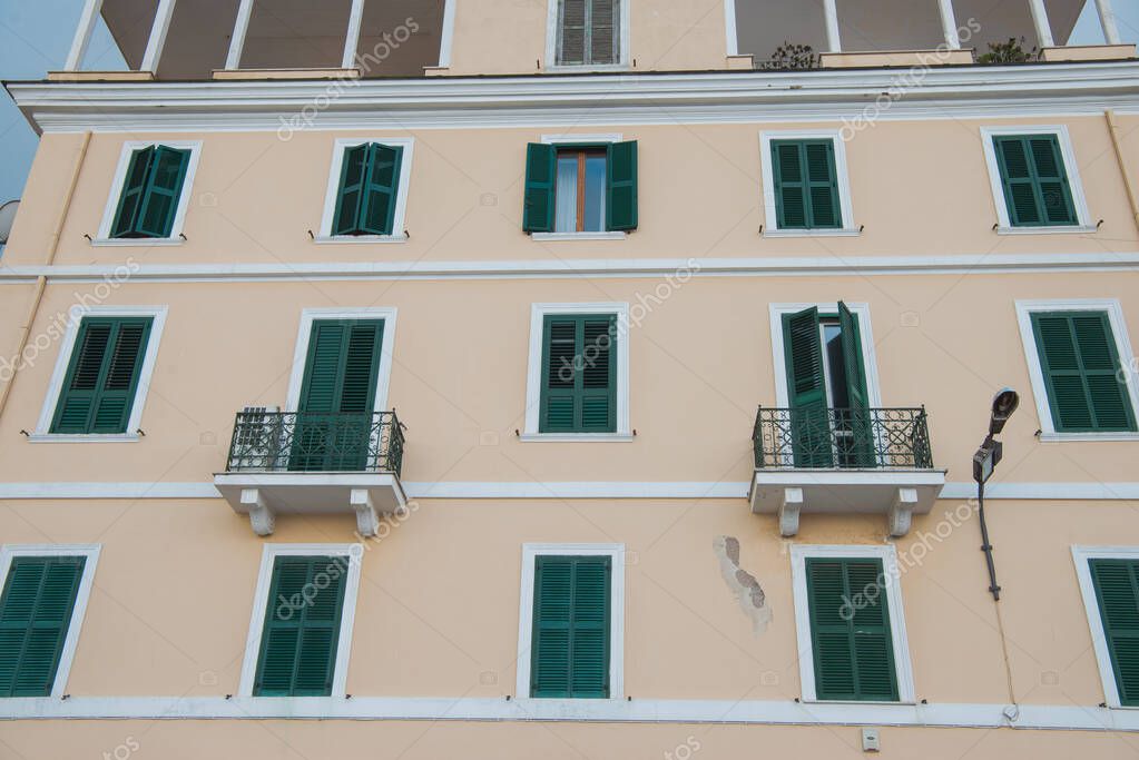 fachada del antiguo edificio europeo, Anzio, Italia 2022