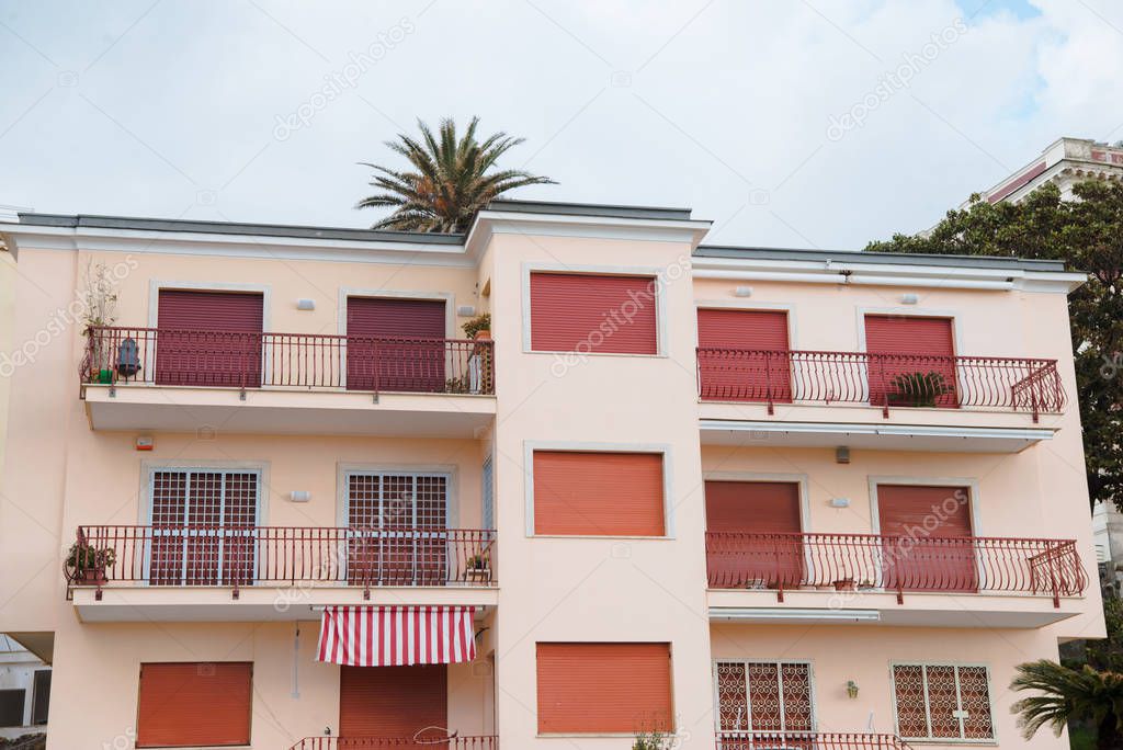 fachada del antiguo edificio europeo, Anzio, Italia 2022