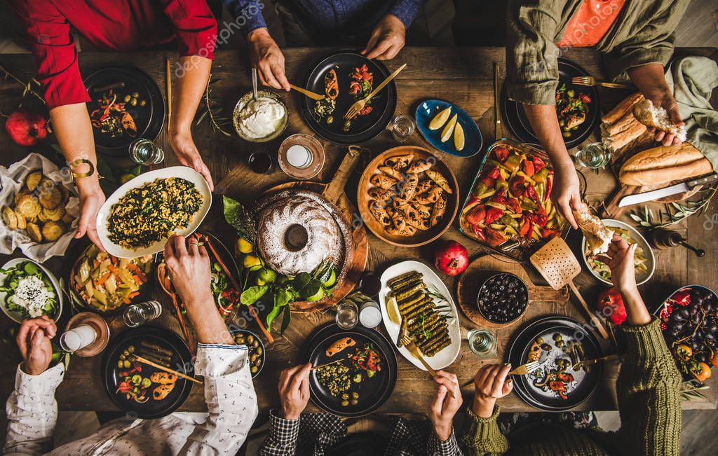 Reunión familiar tradicional turca o cena de celebración con comida ...