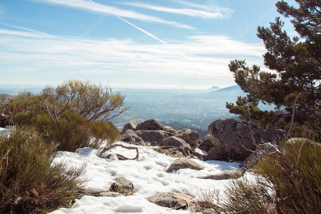 paisaje con nieve, rocas y árboles en la cima de la montaña con hermoso ...