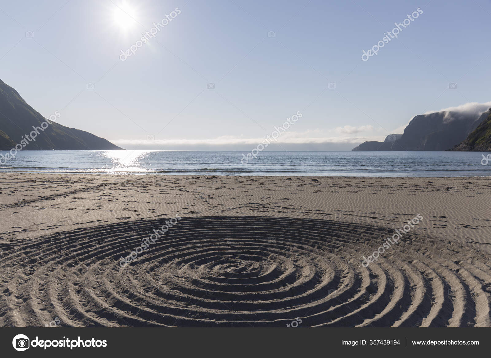 Symbol Concentric Circles Drawn Beach Sand White Sand Blue Water Stock ...