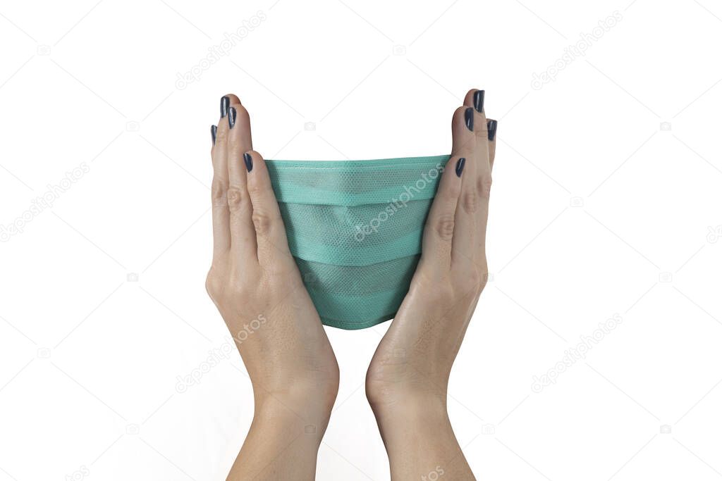 máscara facial de tela quirúrgica verde con manos femeninas en el ...