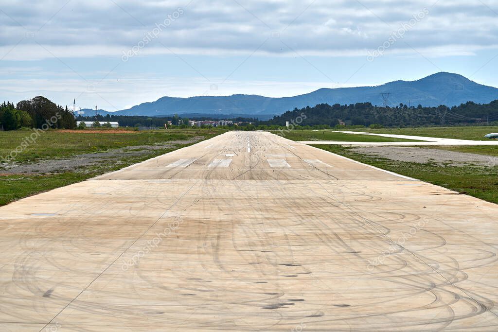 pista de aterrizaje de un aeródromo sin ninguna aeronave en la pista ...
