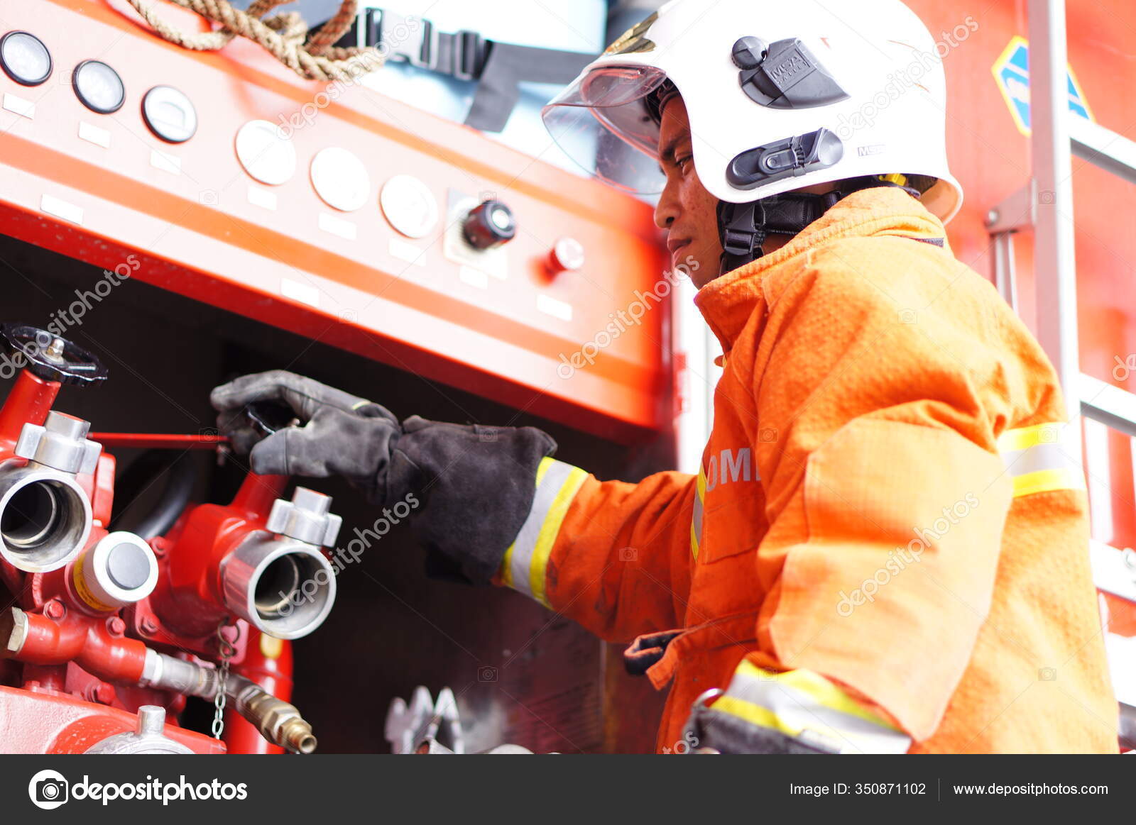 Fireman Officer Full Fire Fighting Equipment Standing Fire Engine ...