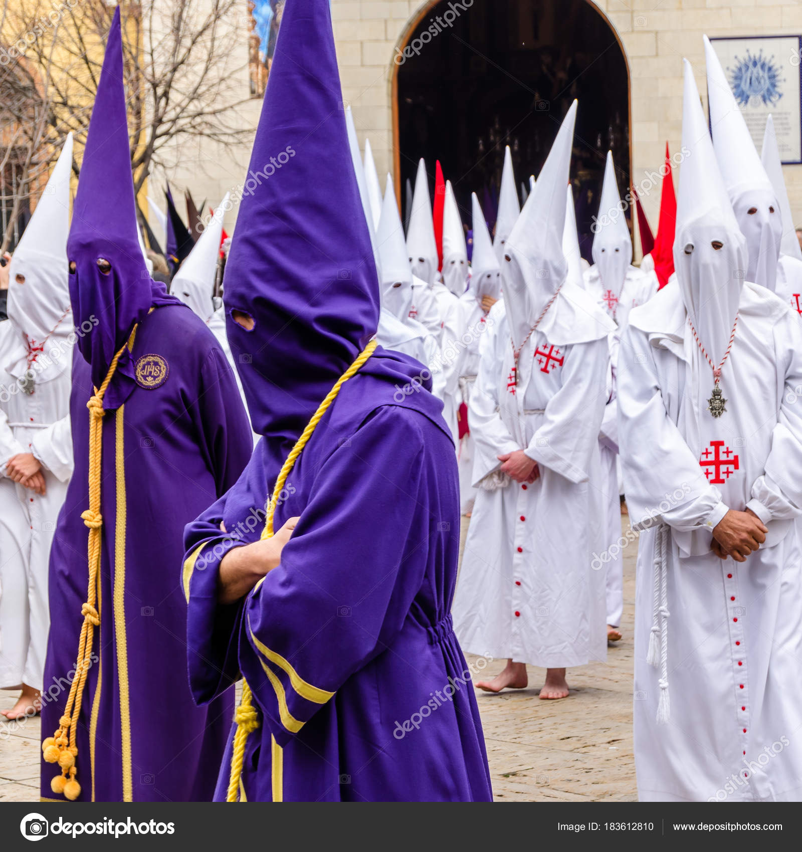 Procession traditionnelle espagnole de la Semaine Sainte dans les rues ...