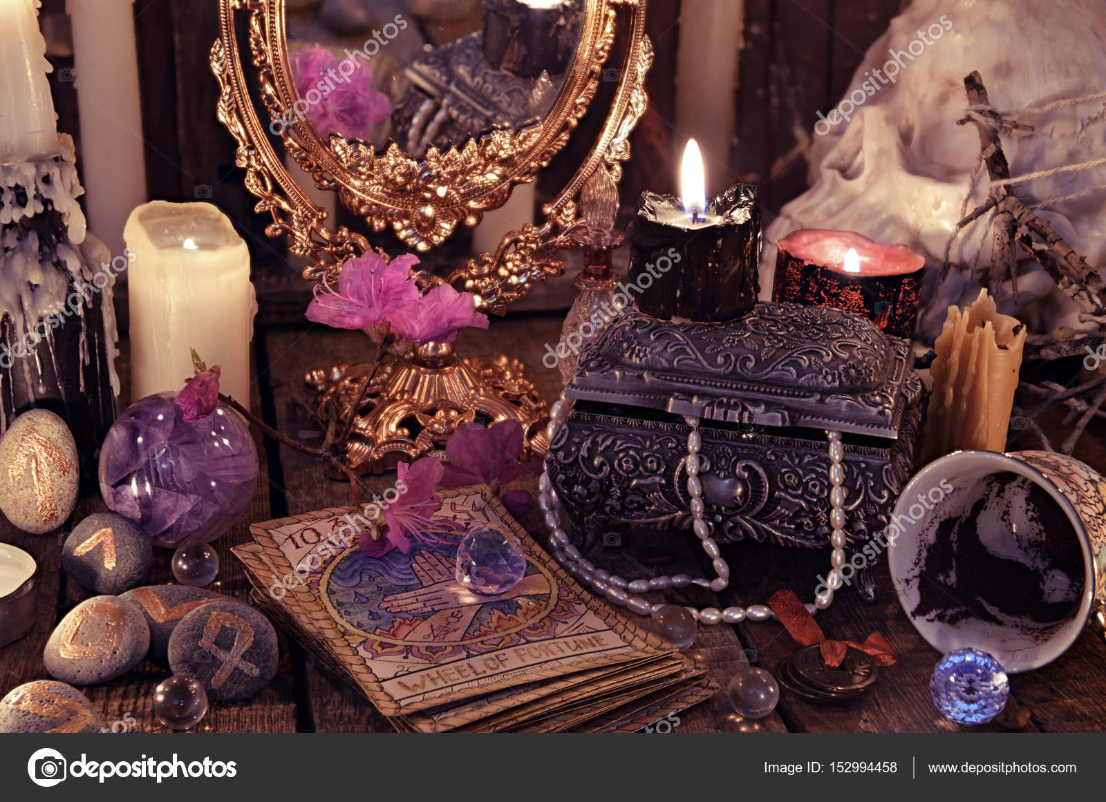 Divination rite with the tarot cards, flowers and mystic objects ...