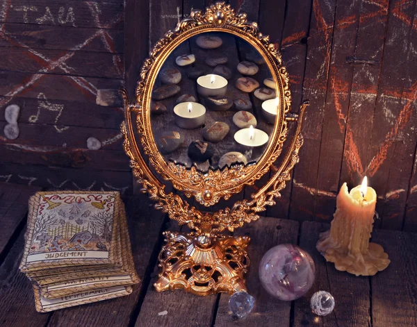 Divination rite with the tarot cards, flowers and mystic objects ...