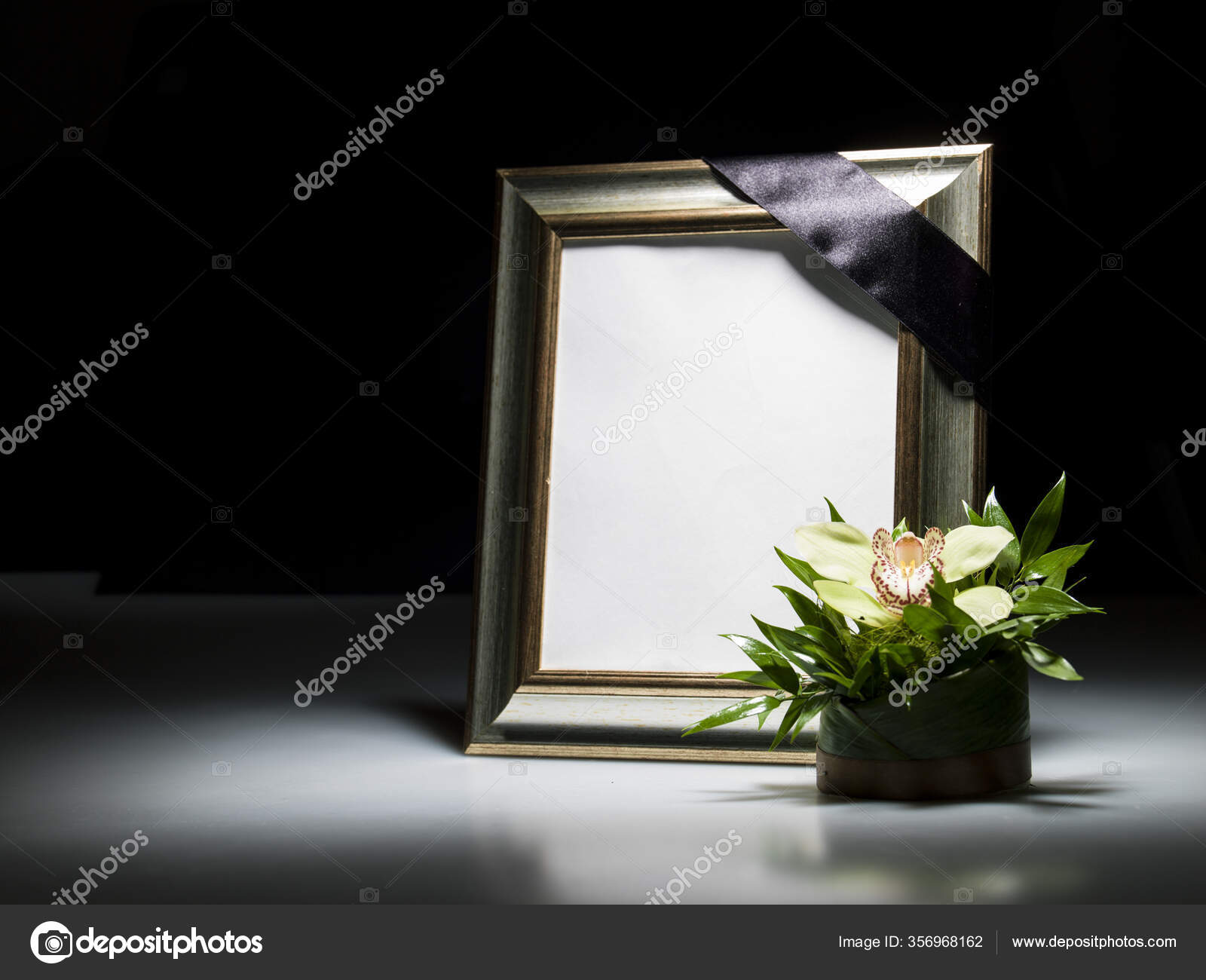 Marco Luto Blanco Para Tarjeta Simpatía Sobre Fondo Oscuro — Foto de ...