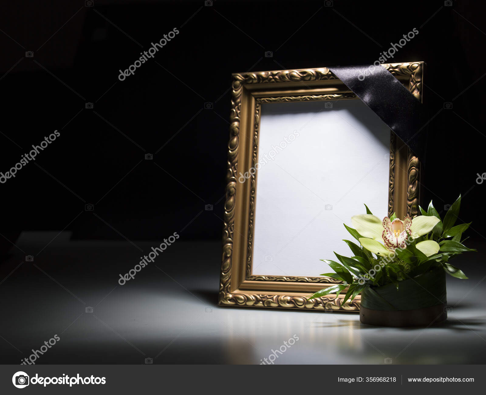 Marco Luto Blanco Para Tarjeta Simpatía Sobre Fondo Oscuro — Foto de ...