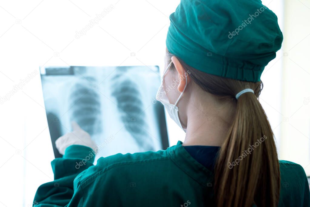 Mujer Médico Que Mira Las Radiografías En Un Hospital Checking