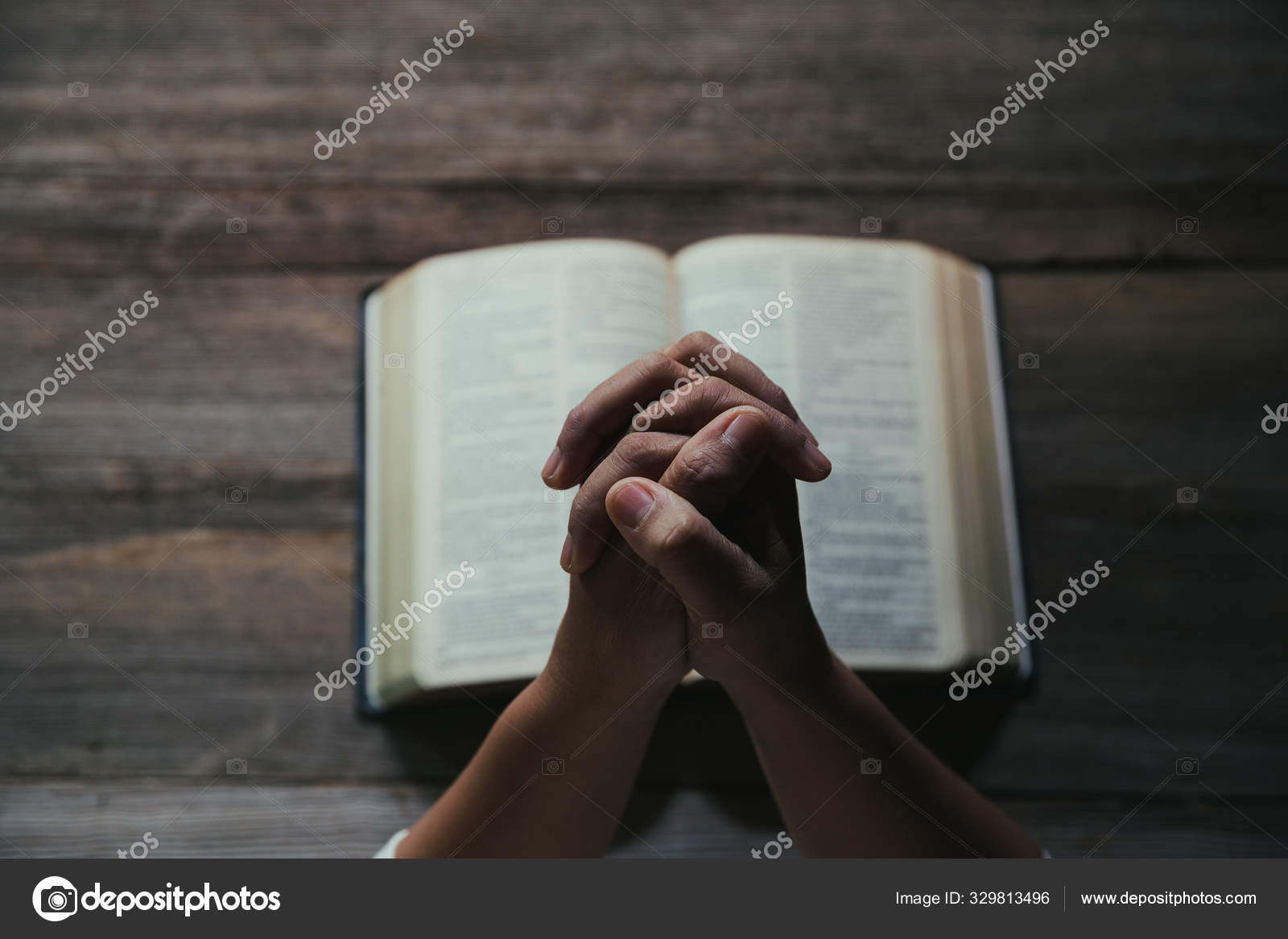 Mains En Prière En Os