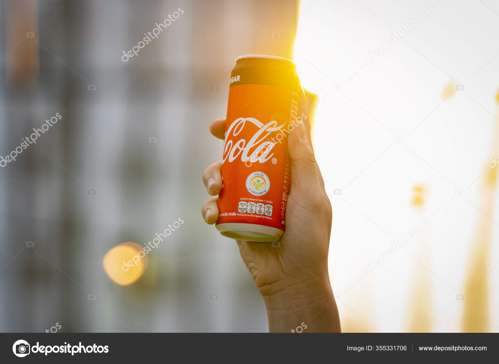 Coca Cola Bebida Mano Tipo Que Sale Luz Del Sol — Foto editorial de ...