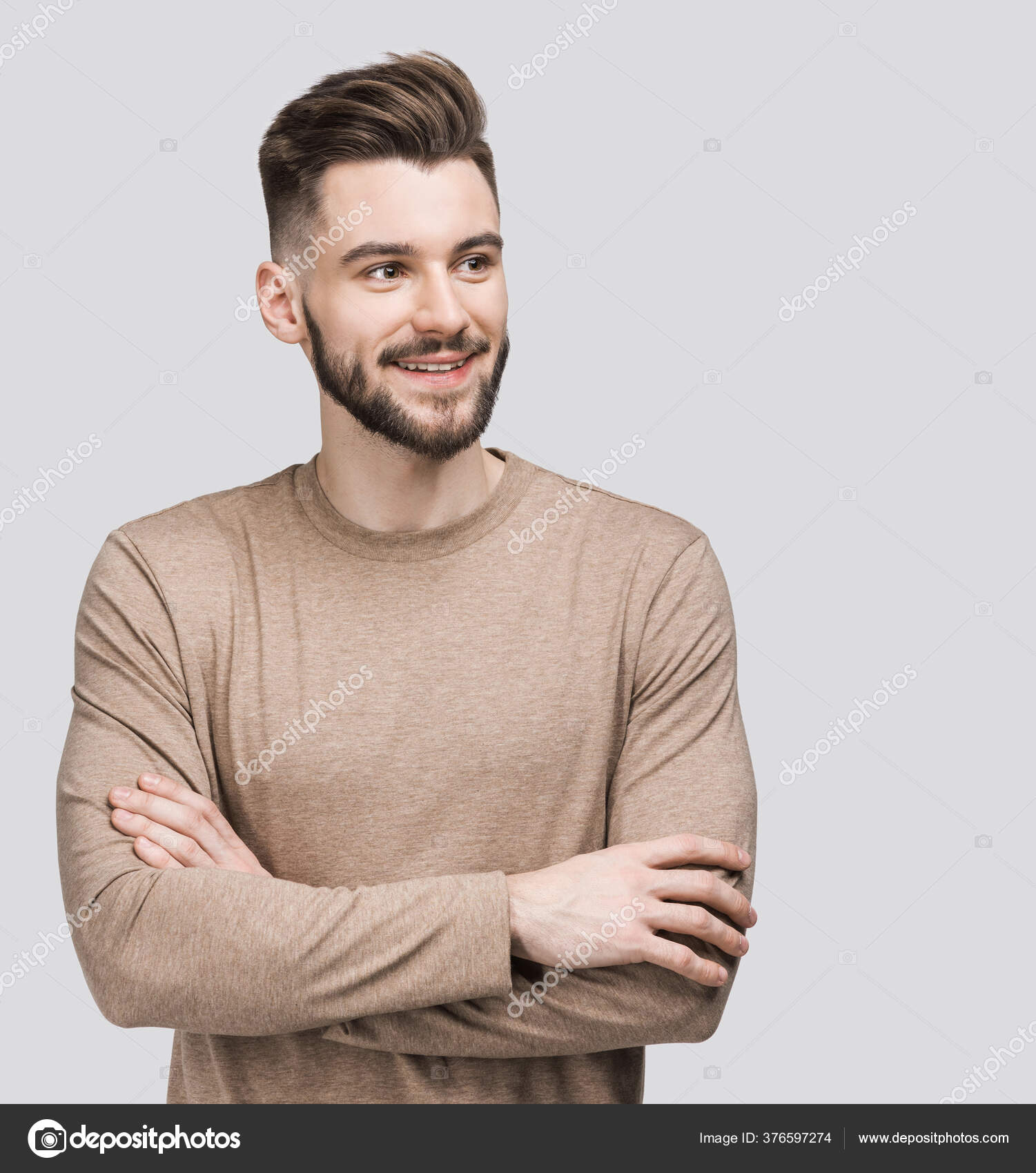 Beau Jeune Homme Souriant Isolé Sur Fond Gris Portrait Rapproché image ...