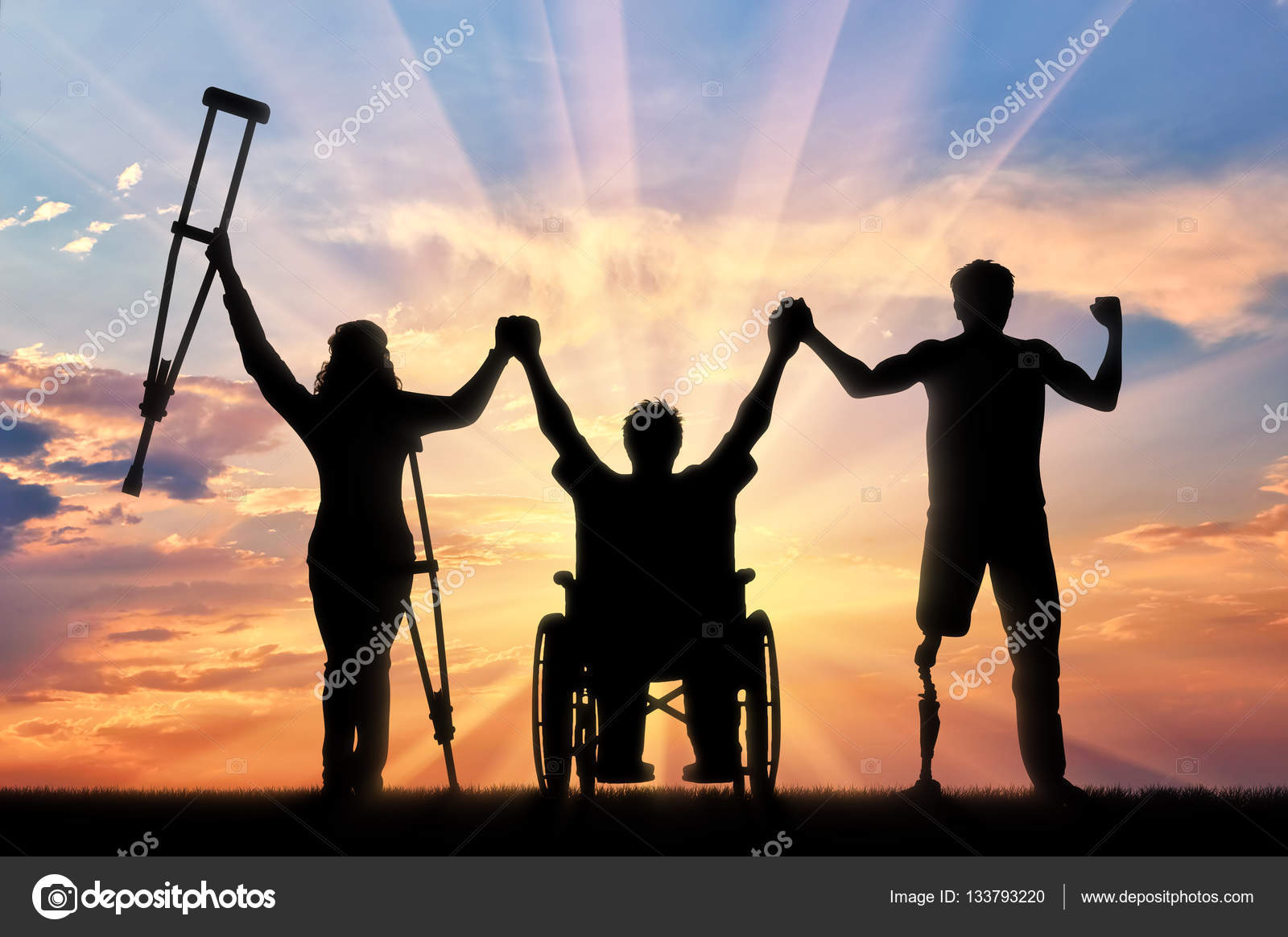 Behinderte halten Händchen vor Sonnenuntergang - Stockfotografie ...