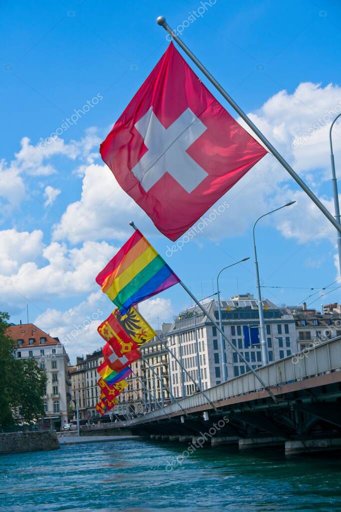 Banderas arcoiris y suizas ondeando sobre el puente en Ginebra. Bandera ...