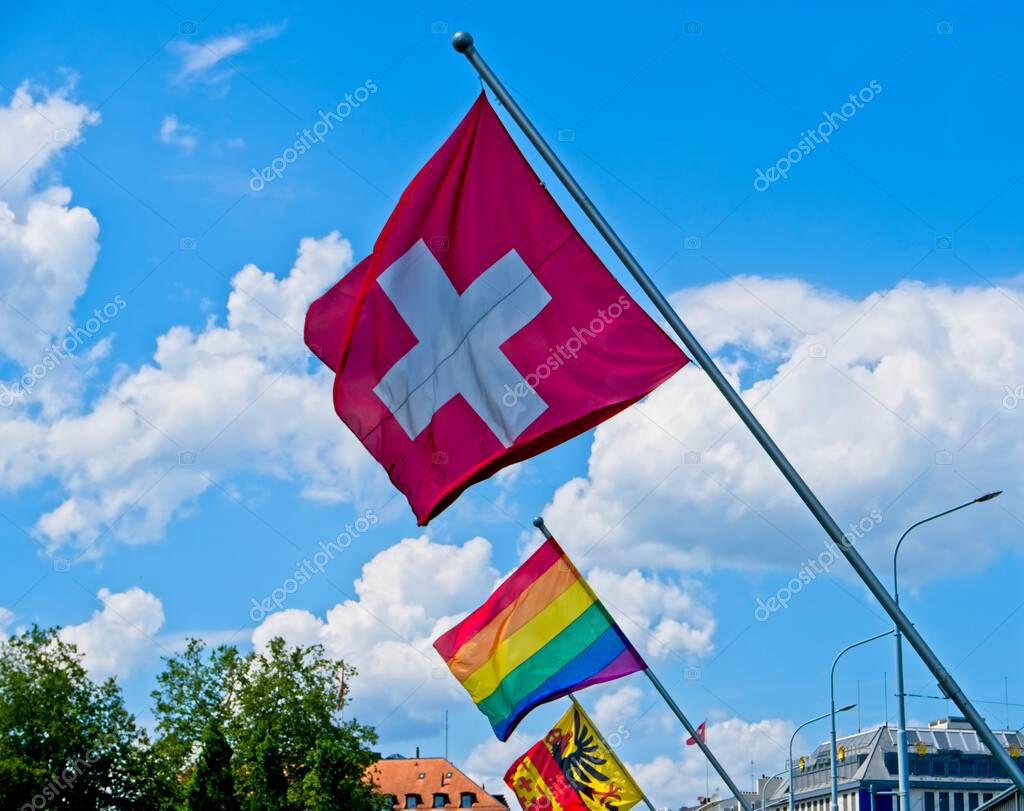 Banderas arcoiris y suizas ondeando sobre el puente en Ginebra. Bandera ...