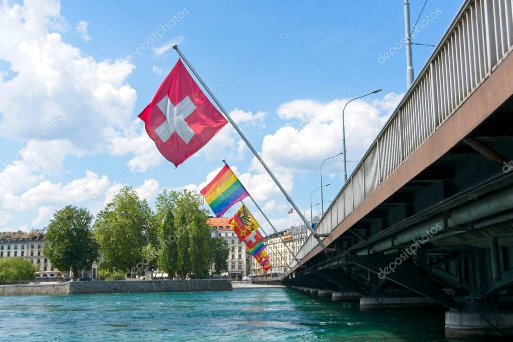 Banderas arcoiris y suizas ondeando sobre el puente en Ginebra. Bandera ...
