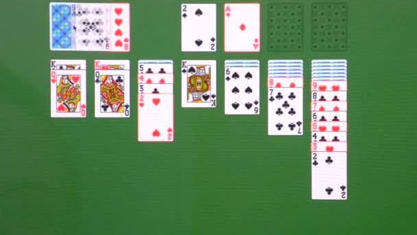 Homem jogando jogo de computador Solitaire no monitor de computador ...