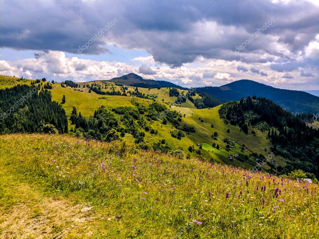 Viaje y vida en las montañas de los Cárpatos. Pueblos Cárpatos, bosques ...