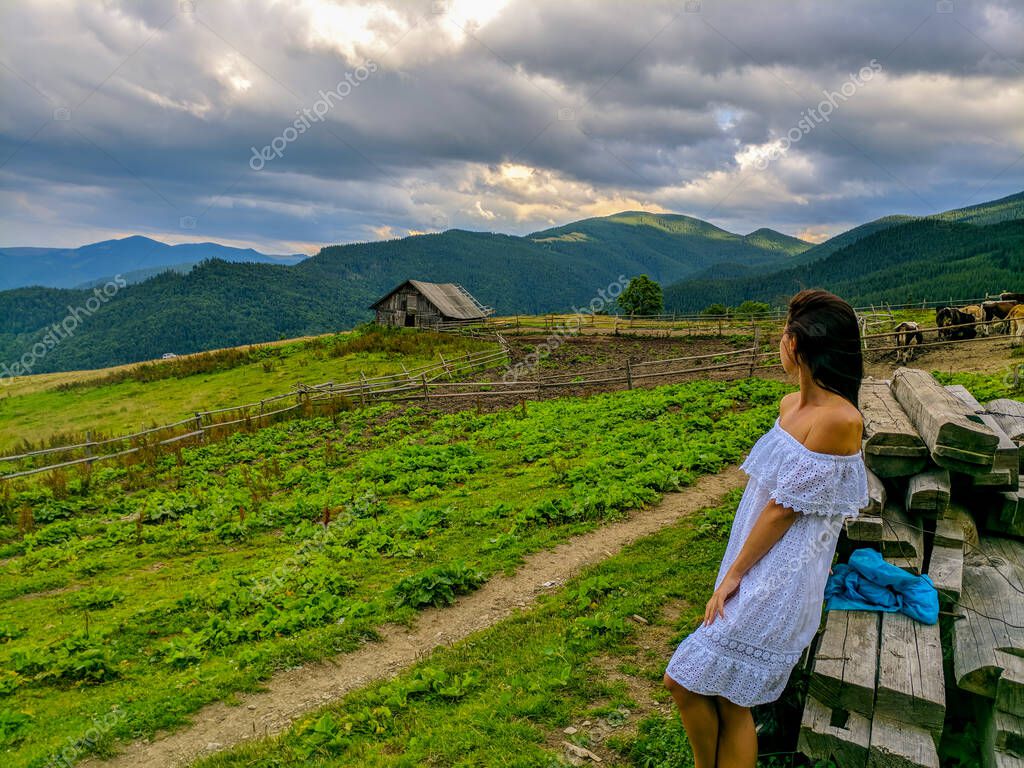 Viaje y vida en las montañas de los Cárpatos. Pueblos Cárpatos, bosques ...