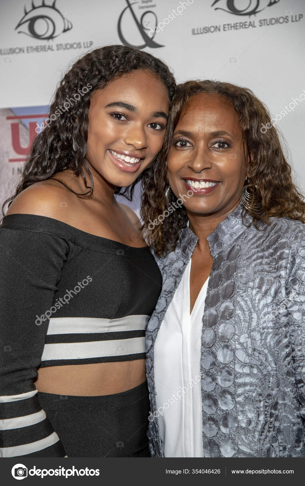 Chandler Kinney Taryn Kinney Attend Unseen World Premiere Arena ...